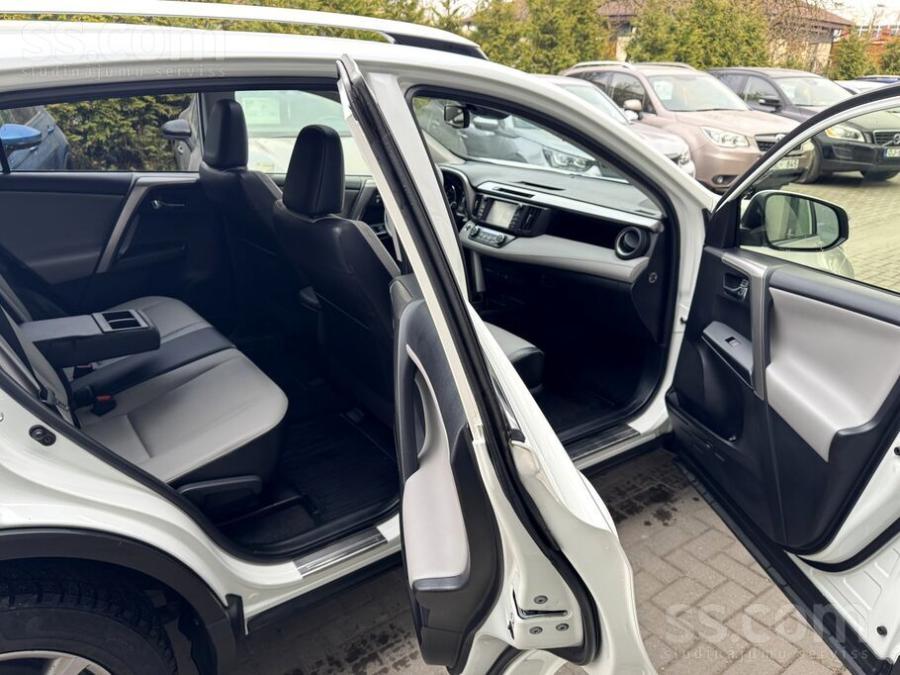 White Toyota RAV4 2016 in Riga, with an engine capacity of 2.00 L and mileage of 211 thousand km for 16500 €, photo 11 on AUTOMOTO.COM.LV