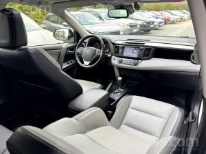 White Toyota RAV4 2016 in Riga, with an engine capacity of 2.00 L and mileage of 211 thousand km for 16500 €, photo 12 on AUTOMOTO.COM.LV