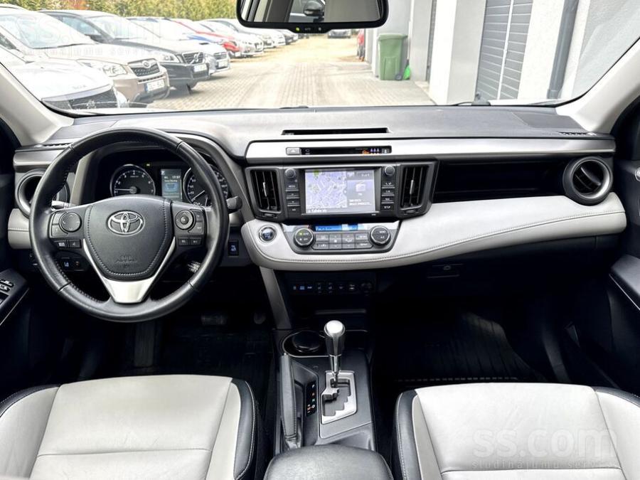 White Toyota RAV4 2016 in Riga, with an engine capacity of 2.00 L and mileage of 211 thousand km for 16500 €, photo 13 on AUTOMOTO.COM.LV
