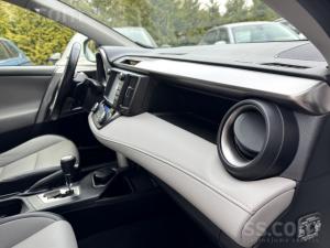 White Toyota RAV4 2016 in Riga, with an engine capacity of 2.00 L and mileage of 211 thousand km for 16500 €, photo 14 on AUTOMOTO.COM.LV