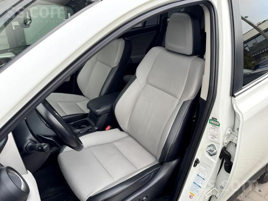 White Toyota RAV4 2016 in Riga, with an engine capacity of 2.00 L and mileage of 211 thousand km for 16500 €, photo 19 on AUTOMOTO.COM.LV