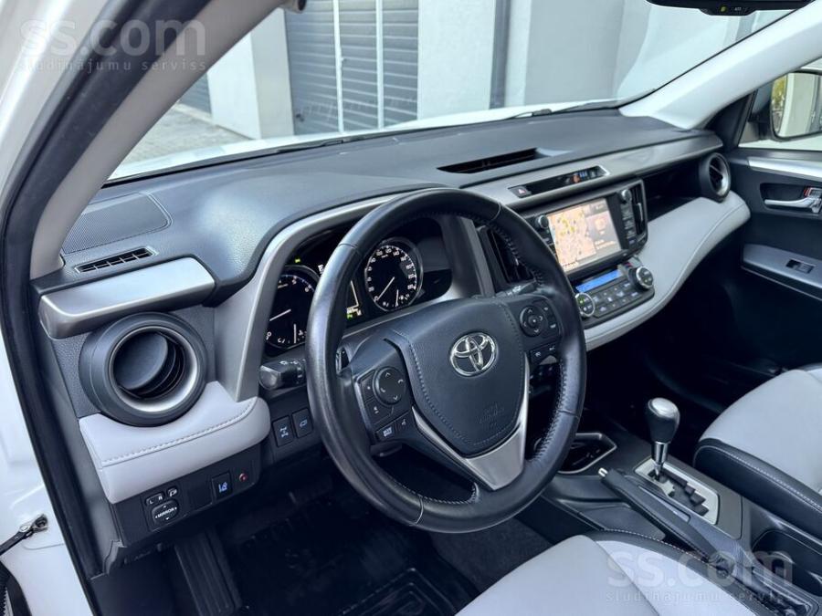 White Toyota RAV4 2016 in Riga, with an engine capacity of 2.00 L and mileage of 211 thousand km for 16500 €, photo 20 on AUTOMOTO.COM.LV