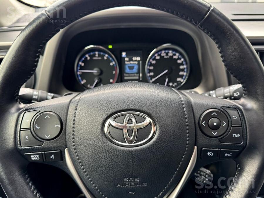 White Toyota RAV4 2016 in Riga, with an engine capacity of 2.00 L and mileage of 211 thousand km for 16500 €, photo 22 on AUTOMOTO.COM.LV