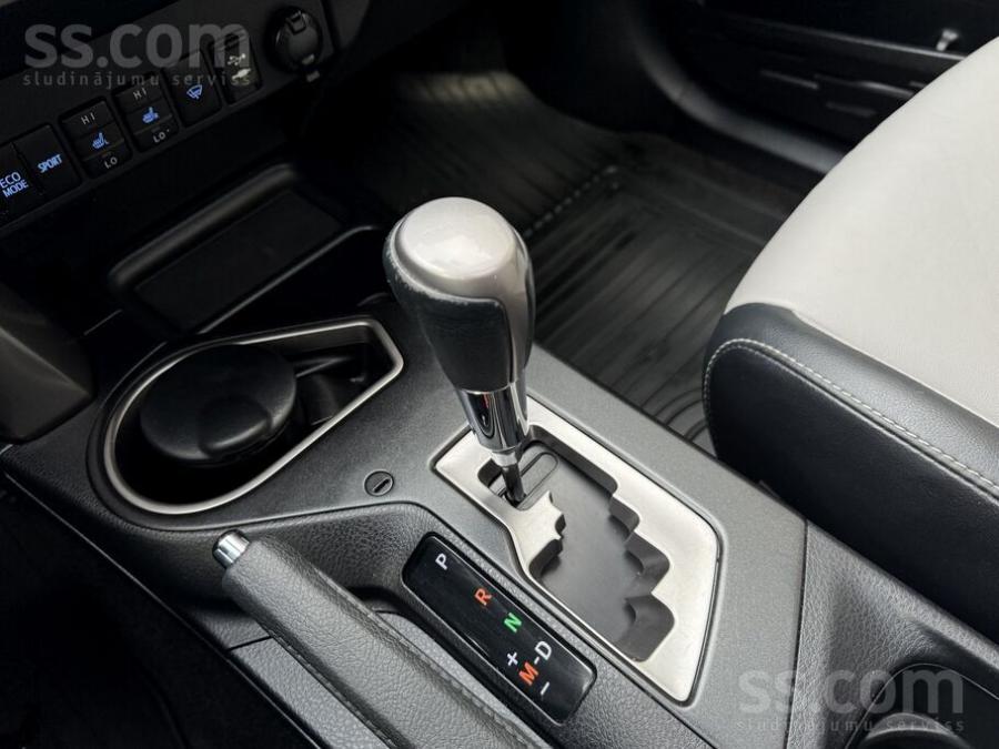 White Toyota RAV4 2016 in Riga, with an engine capacity of 2.00 L and mileage of 211 thousand km for 16500 €, photo 24 on AUTOMOTO.COM.LV