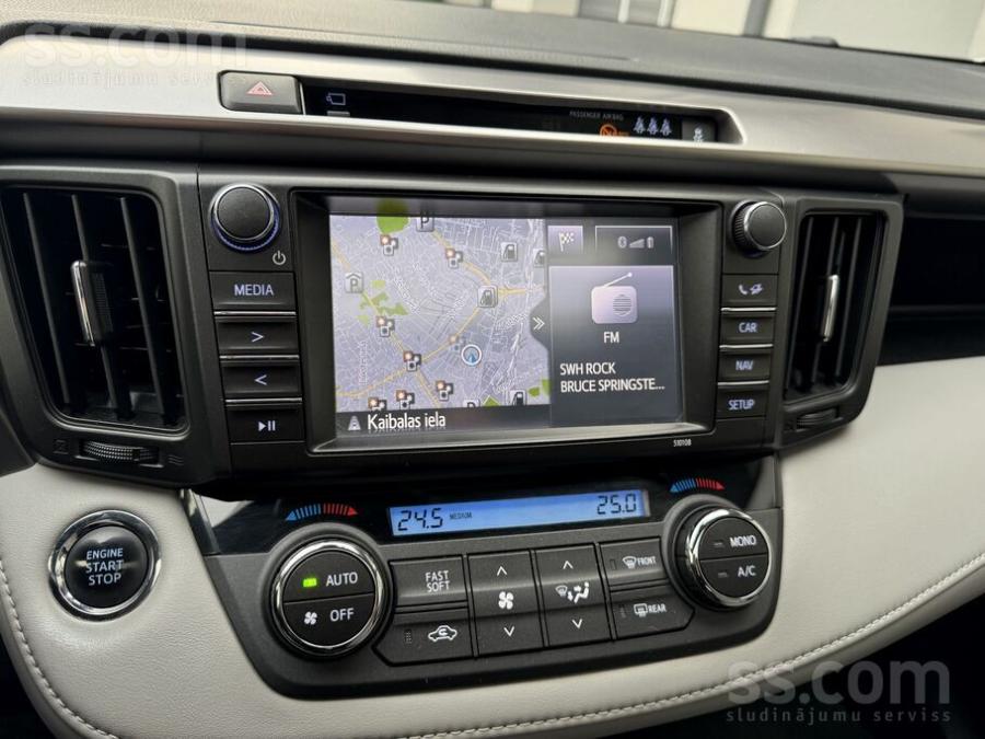 White Toyota RAV4 2016 in Riga, with an engine capacity of 2.00 L and mileage of 211 thousand km for 16500 €, photo 26 on AUTOMOTO.COM.LV