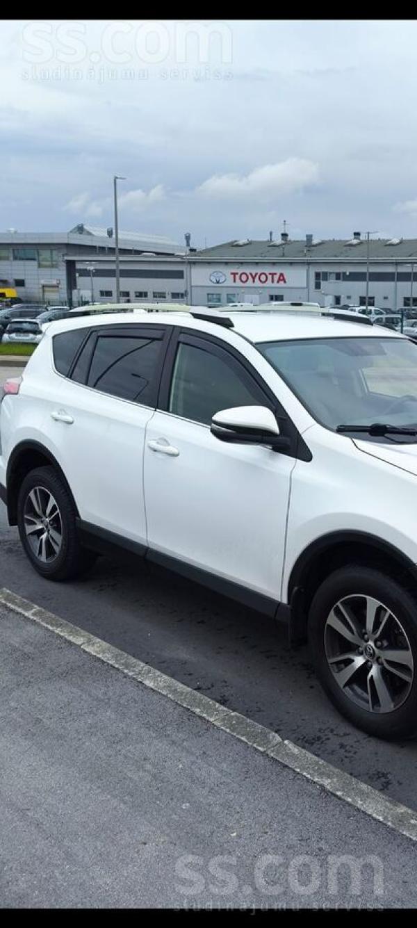 White Toyota RAV4 2016 in Jelgava, with an engine capacity of 2.00 L and mileage of 167 thousand km for 11750 €, photo 1 on AUTOMOTO.COM.LV