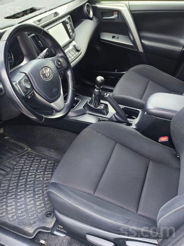 White Toyota RAV4 2016 in Jelgava, with an engine capacity of 2.00 L and mileage of 167 thousand km for 11750 €, photo 6 on AUTOMOTO.COM.LV