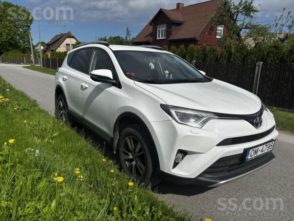 White Toyota RAV4 2016 in Ogre, with an engine capacity of 2.00 L and mileage of 156 thousand km for 16000 €, photo 3 on AUTOMOTO.COM.LV