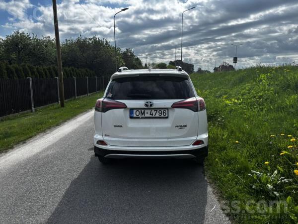 White Toyota RAV4 2016 in Ogre, with an engine capacity of 2.00 L and mileage of 156 thousand km for 16000 €, photo 4 on AUTOMOTO.COM.LV