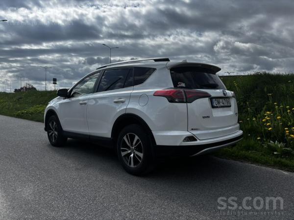 White Toyota RAV4 2016 in Ogre, with an engine capacity of 2.00 L and mileage of 156 thousand km for 16000 €, photo 5 on AUTOMOTO.COM.LV