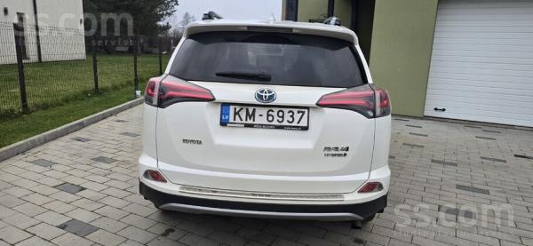 White Toyota RAV4 2016 in Riga, with an engine capacity of 2.50 L and mileage of 135 thousand km for 16500 €, photo 4 on AUTOMOTO.COM.LV
