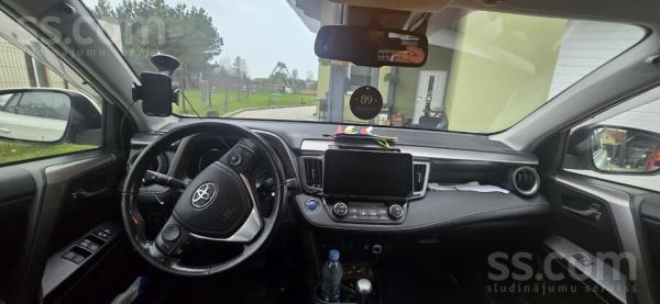 White Toyota RAV4 2016 in Riga, with an engine capacity of 2.50 L and mileage of 135 thousand km for 16500 €, photo 5 on AUTOMOTO.COM.LV