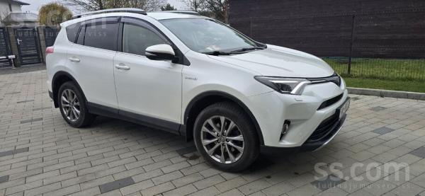 White Toyota RAV4 2016 in Riga, with an engine capacity of 2.50 L and mileage of 135 thousand km for 16500 €, photo 6 on AUTOMOTO.COM.LV