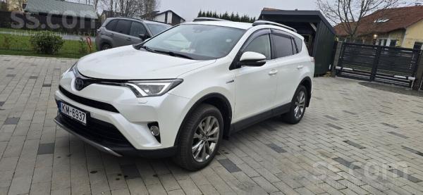 White Toyota RAV4 2016 in Riga, with an engine capacity of 2.50 L and mileage of 135 thousand km for 16500 €, photo 7 on AUTOMOTO.COM.LV