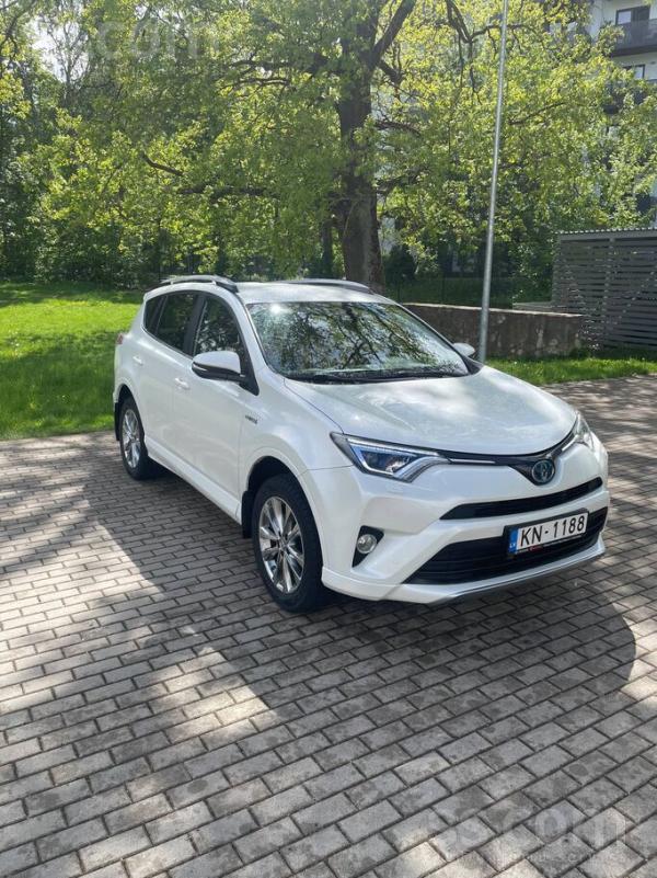 White Toyota RAV4 2016 in Riga, with an engine capacity of 2.50 L and mileage of 76 thousand km for 21100 €, photo 1 on AUTOMOTO.COM.LV