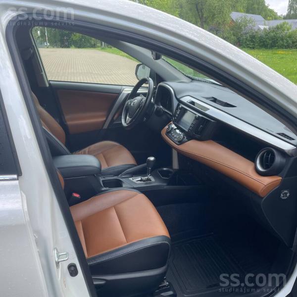 White Toyota RAV4 2016 in Riga, with an engine capacity of 2.50 L and mileage of 76 thousand km for 21100 €, photo 6 on AUTOMOTO.COM.LV