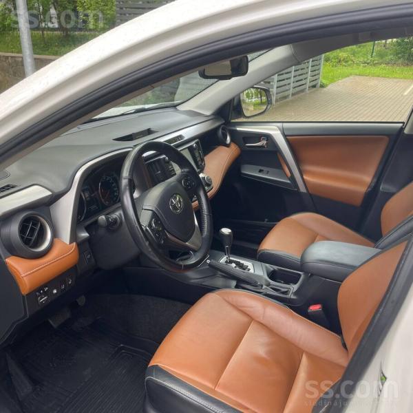 White Toyota RAV4 2016 in Riga, with an engine capacity of 2.50 L and mileage of 76 thousand km for 21100 €, photo 7 on AUTOMOTO.COM.LV