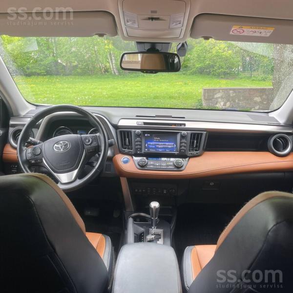 White Toyota RAV4 2016 in Riga, with an engine capacity of 2.50 L and mileage of 76 thousand km for 21100 €, photo 8 on AUTOMOTO.COM.LV