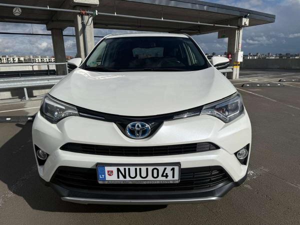 White Toyota RAV4 2016 in Vilnius, with an engine capacity of 2.49 L and mileage of 107 thousand km for 21100 €, photo 1 on AUTOMOTO.COM.LV
