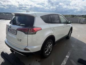 White Toyota RAV4 2016 in Vilnius, with an engine capacity of 2.49 L and mileage of 107 thousand km for 21100 €, photo 5 on AUTOMOTO.COM.LV