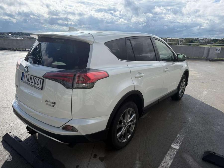 White Toyota RAV4 2016 in Vilnius, with an engine capacity of 2.49 L and mileage of 107 thousand km for 21100 €, photo 5 on AUTOMOTO.COM.LV