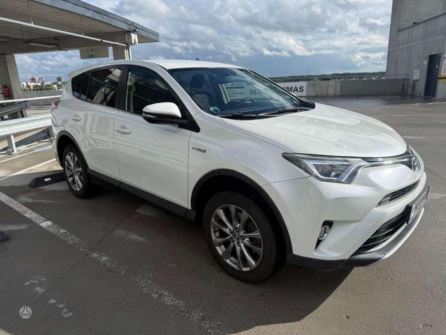 White Toyota RAV4 2016 in Vilnius, with an engine capacity of 2.49 L and mileage of 107 thousand km for 21100 €, photo 6 on AUTOMOTO.COM.LV