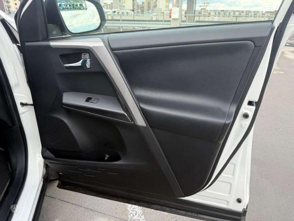White Toyota RAV4 2016 in Vilnius, with an engine capacity of 2.49 L and mileage of 107 thousand km for 21100 €, photo 7 on AUTOMOTO.COM.LV