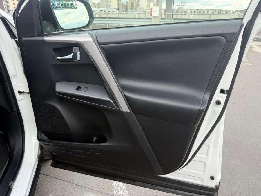 White Toyota RAV4 2016 in Vilnius, with an engine capacity of 2.49 L and mileage of 107 thousand km for 21100 €, photo 8 on AUTOMOTO.COM.LV