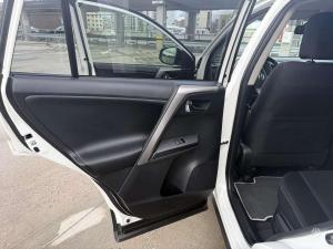 White Toyota RAV4 2016 in Vilnius, with an engine capacity of 2.49 L and mileage of 107 thousand km for 21100 €, photo 9 on AUTOMOTO.COM.LV