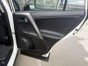 White Toyota RAV4 2016 in Vilnius, with an engine capacity of 2.49 L and mileage of 107 thousand km for 21100 €, photo 10 on AUTOMOTO.COM.LV