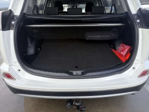 White Toyota RAV4 2016 in Vilnius, with an engine capacity of 2.49 L and mileage of 107 thousand km for 21100 €, photo 11 on AUTOMOTO.COM.LV