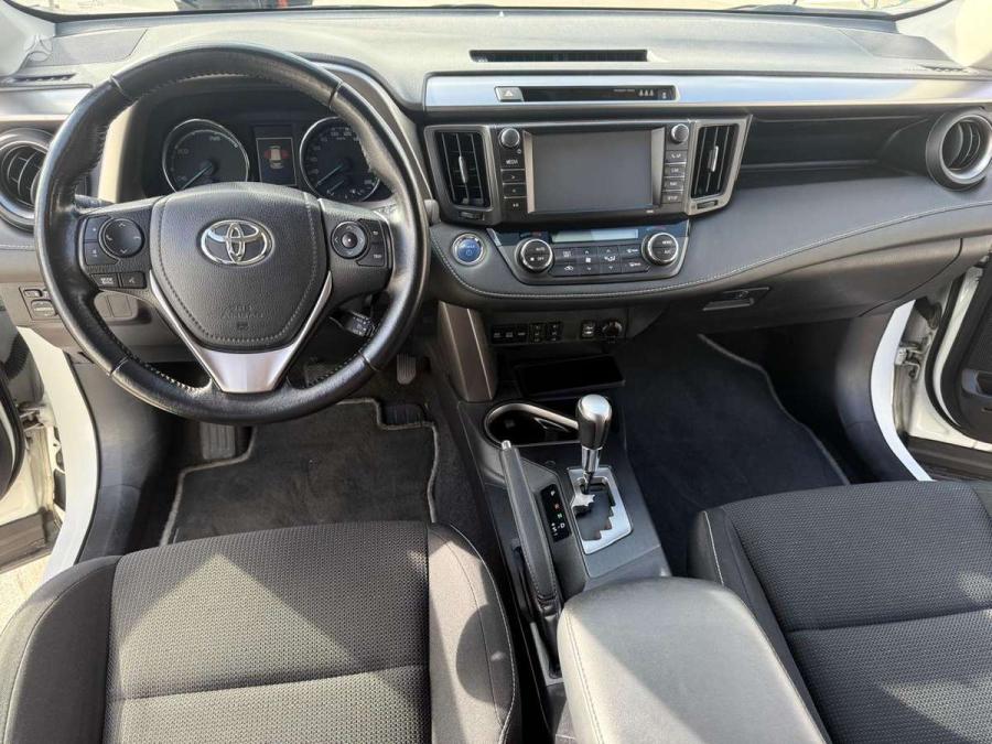 White Toyota RAV4 2016 in Vilnius, with an engine capacity of 2.49 L and mileage of 107 thousand km for 21100 €, photo 13 on AUTOMOTO.COM.LV