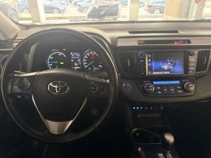 White Toyota RAV4 2016 in Vilnius, with an engine capacity of 2.49 L and mileage of 107 thousand km for 21100 €, photo 17 on AUTOMOTO.COM.LV