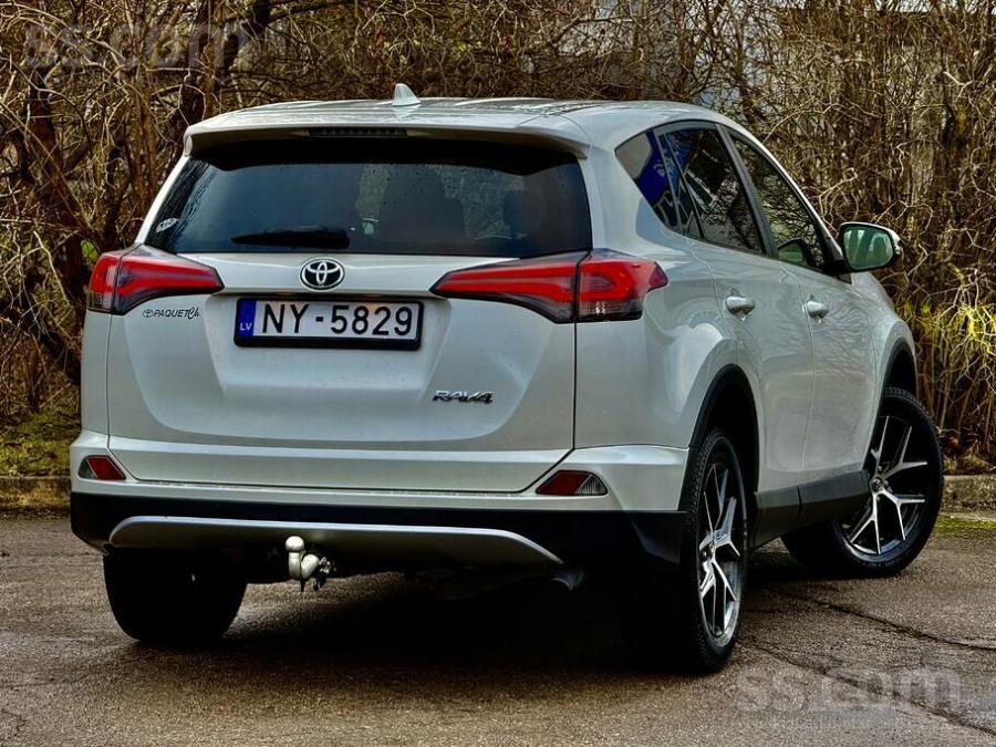 White Toyota RAV4 2016 in Riga, with an engine capacity of 2.00 L and mileage of 0 thousand km for 11690 €, photo 4 on AUTOMOTO.COM.LV