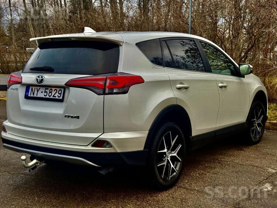 White Toyota RAV4 2016 in Riga, with an engine capacity of 2.00 L and mileage of 0 thousand km for 11690 €, photo 10 on AUTOMOTO.COM.LV