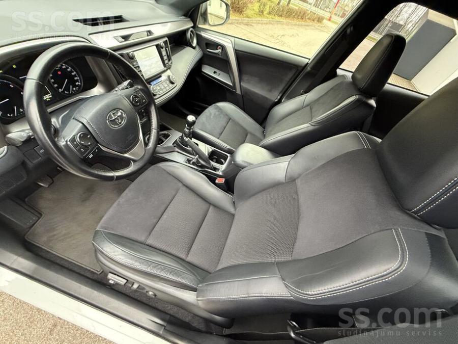 White Toyota RAV4 2016 in Riga, with an engine capacity of 2.00 L and mileage of 0 thousand km for 11690 €, photo 12 on AUTOMOTO.COM.LV