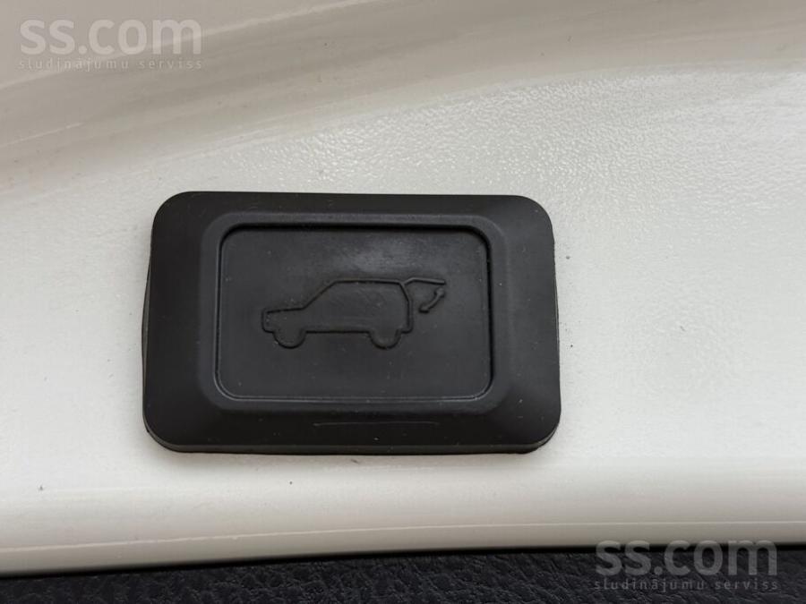 White Toyota RAV4 2016 in Riga, with an engine capacity of 2.00 L and mileage of 0 thousand km for 11690 €, photo 18 on AUTOMOTO.COM.LV