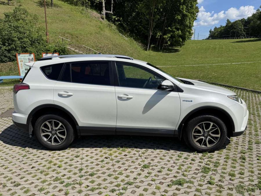 White Toyota RAV4 2016 in Kaunas, with an engine capacity of 2.49 L and mileage of 192 thousand km for 16950 €, photo 6 on AUTOMOTO.COM.LV