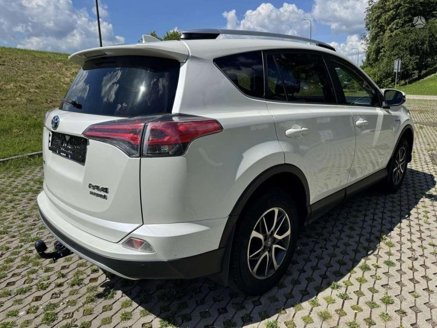 White Toyota RAV4 2016 in Kaunas, with an engine capacity of 2.49 L and mileage of 192 thousand km for 16950 €, photo 7 on AUTOMOTO.COM.LV