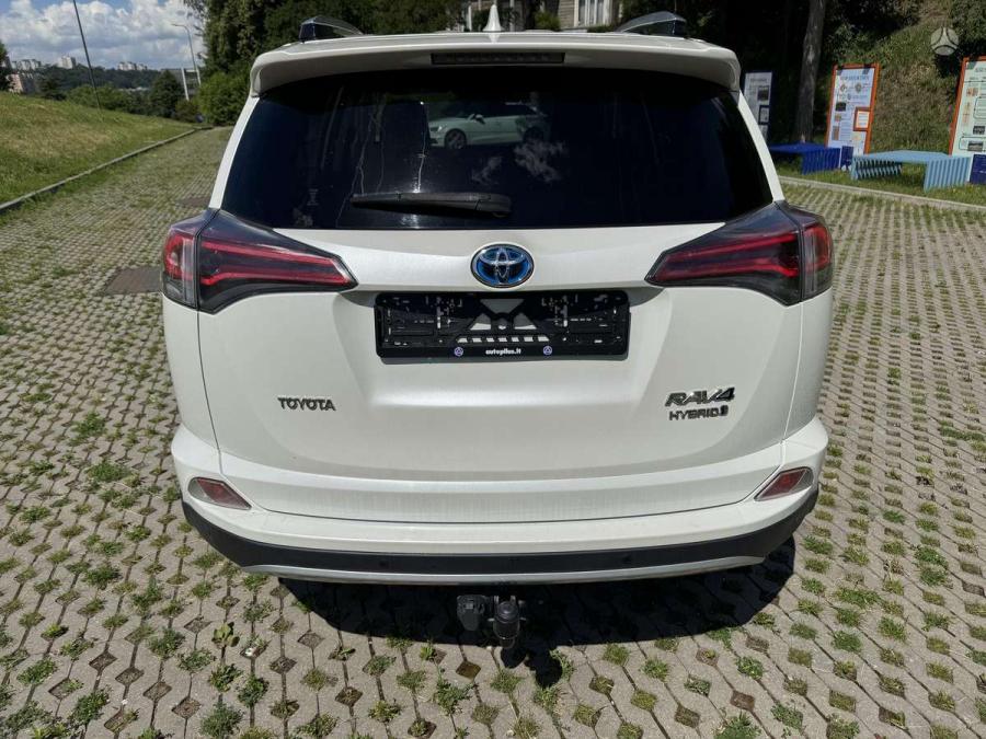 White Toyota RAV4 2016 in Kaunas, with an engine capacity of 2.49 L and mileage of 192 thousand km for 16950 €, photo 8 on AUTOMOTO.COM.LV
