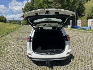 White Toyota RAV4 2016 in Kaunas, with an engine capacity of 2.49 L and mileage of 192 thousand km for 16950 €, photo 10 on AUTOMOTO.COM.LV
