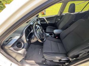 White Toyota RAV4 2016 in Kaunas, with an engine capacity of 2.49 L and mileage of 192 thousand km for 16950 €, photo 13 on AUTOMOTO.COM.LV
