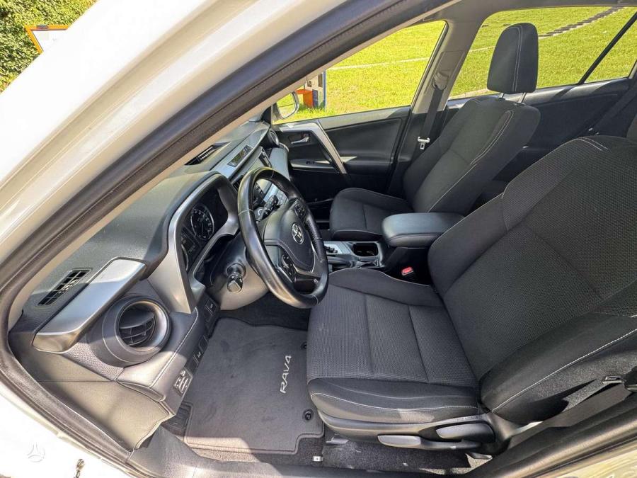 White Toyota RAV4 2016 in Kaunas, with an engine capacity of 2.49 L and mileage of 192 thousand km for 16950 €, photo 13 on AUTOMOTO.COM.LV