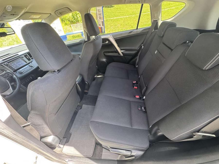 White Toyota RAV4 2016 in Kaunas, with an engine capacity of 2.49 L and mileage of 192 thousand km for 16950 €, photo 14 on AUTOMOTO.COM.LV