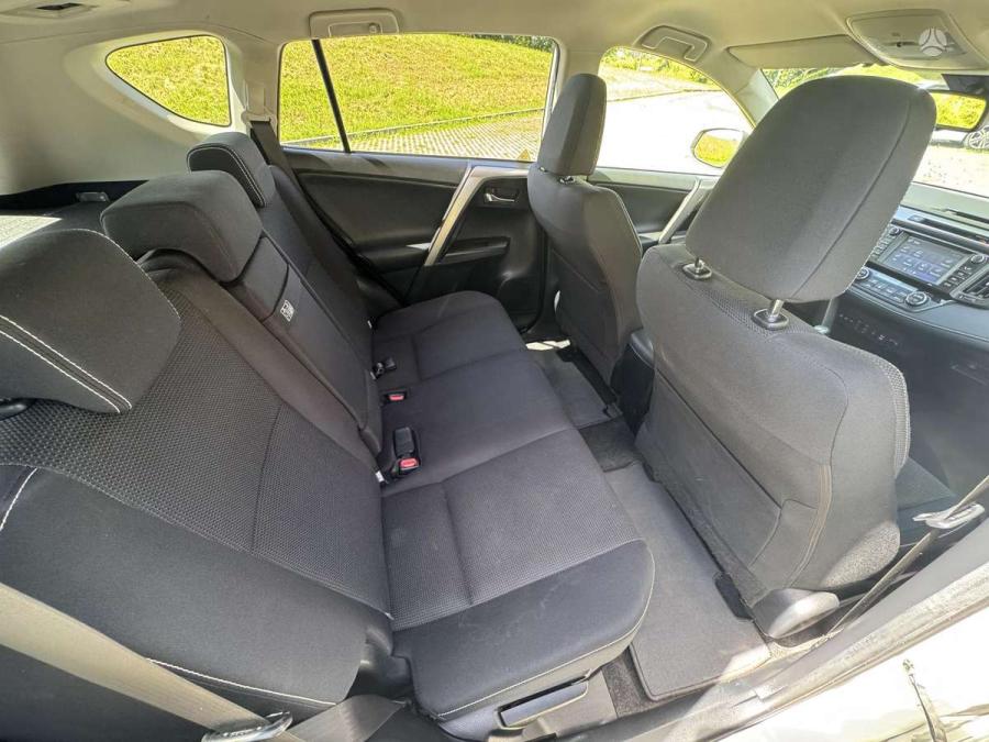 White Toyota RAV4 2016 in Kaunas, with an engine capacity of 2.49 L and mileage of 192 thousand km for 16950 €, photo 15 on AUTOMOTO.COM.LV