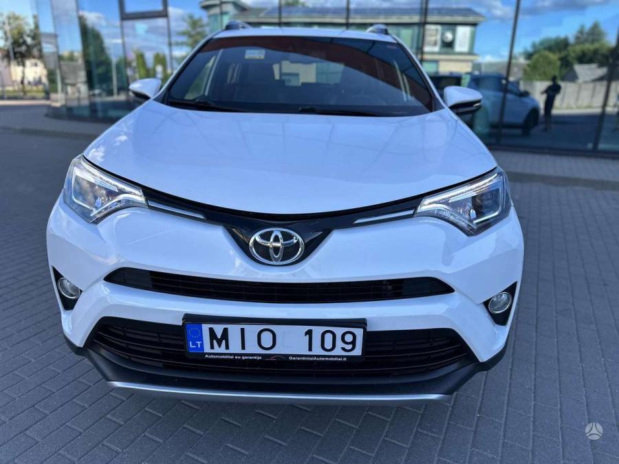 White Toyota RAV4 2016 in Utena, with an engine capacity of 0.00 L and mileage of 240 thousand km for 10950 €, photo 1 on AUTOMOTO.COM.LV