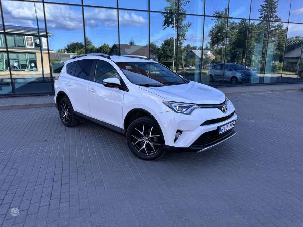 White Toyota RAV4 2016 in Utena, with an engine capacity of 0.00 L and mileage of 240 thousand km for 10950 €, photo 2 on AUTOMOTO.COM.LV