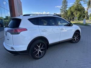 White Toyota RAV4 2016 in Utena, with an engine capacity of 0.00 L and mileage of 240 thousand km for 10950 €, photo 4 on AUTOMOTO.COM.LV