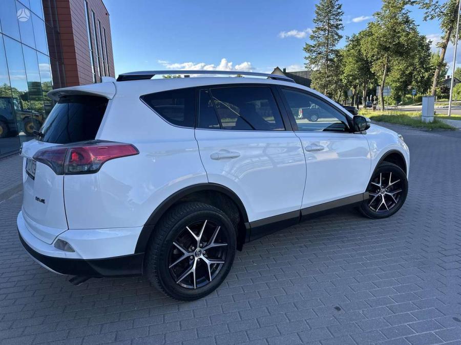 White Toyota RAV4 2016 in Utena, with an engine capacity of 0.00 L and mileage of 240 thousand km for 10950 €, photo 4 on AUTOMOTO.COM.LV