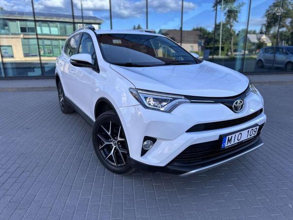 White Toyota RAV4 2016 in Utena, with an engine capacity of 0.00 L and mileage of 240 thousand km for 10950 €, photo 4 on AUTOMOTO.COM.LV
